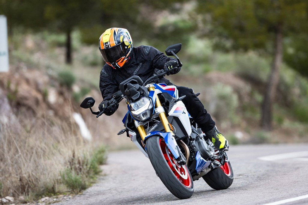 2020-on BMW F900R Review: F900R gets racy for 2025