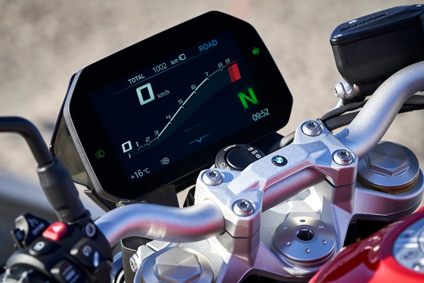 2020-on BMW F900R Review: F900R gets racy for 2025