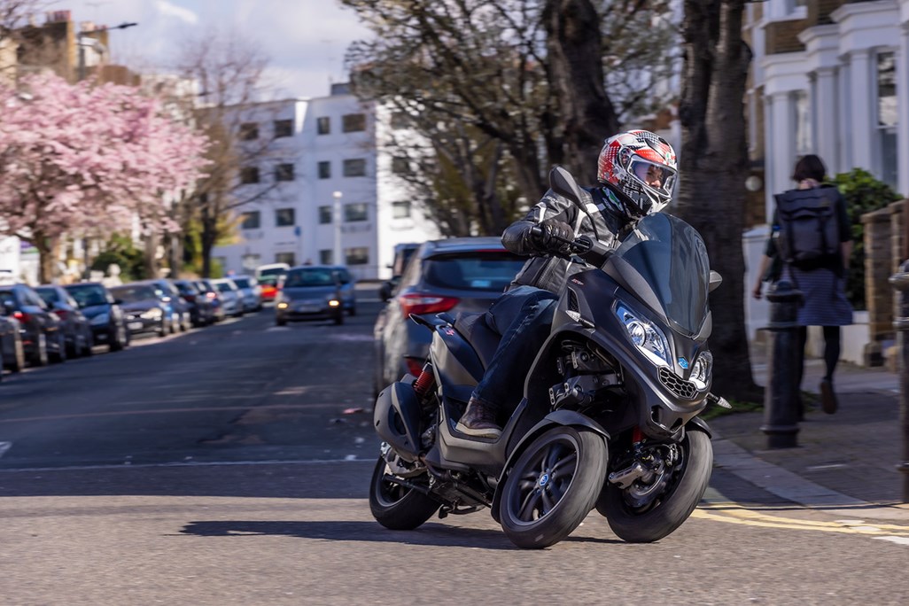 PIAGGIO MP3 300 (2022 - on) Review