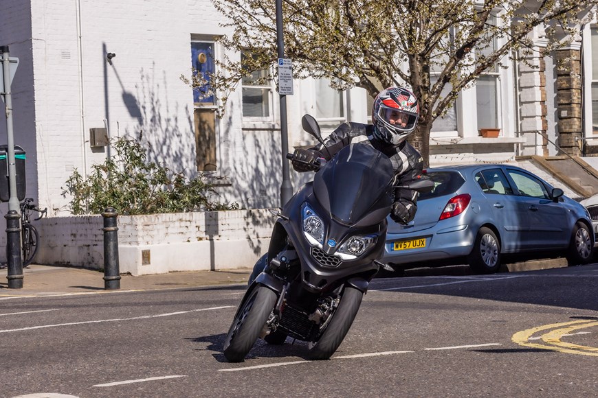 PIAGGIO MP3 300 (2022 - on) Review