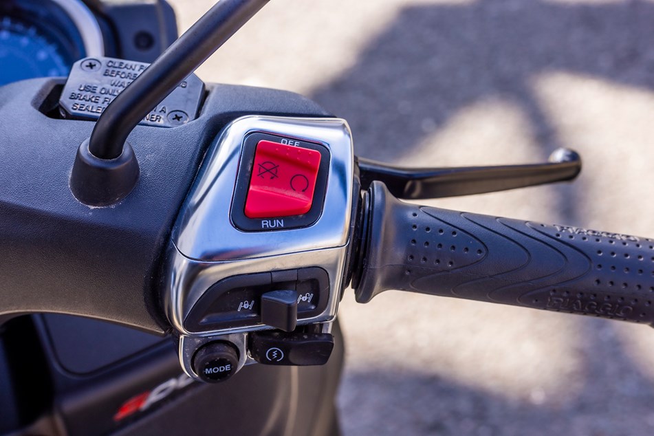 PIAGGIO MP3 300 (2022 - on) Review