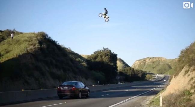 Video: Motorcyclist jumps over open motorway