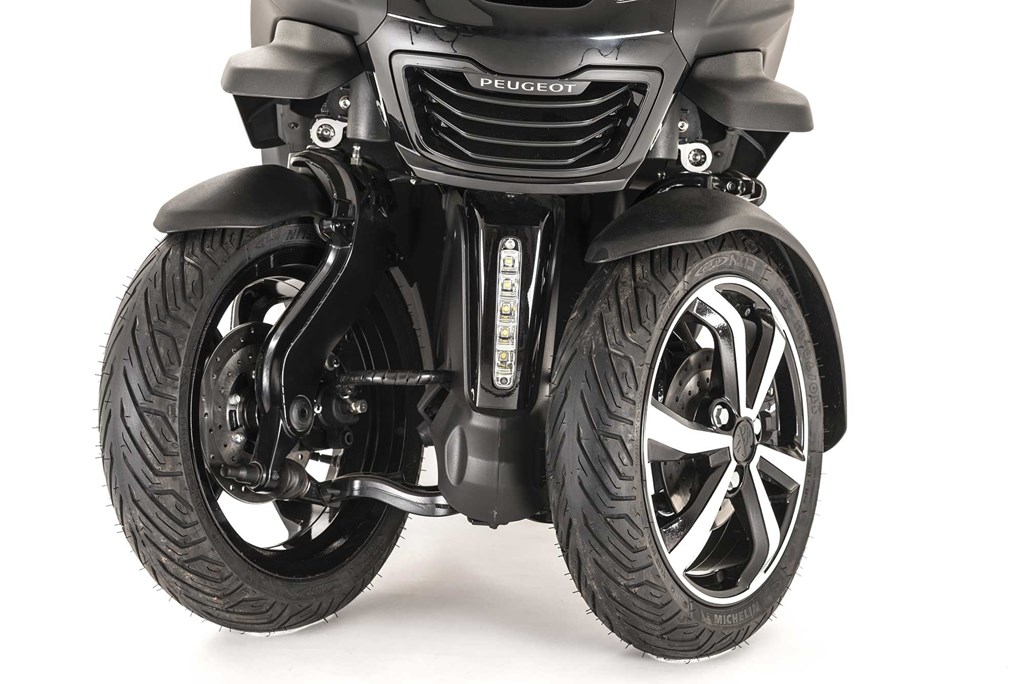 Is the Peugeot Metropolis RX-R 400i better than a bike?