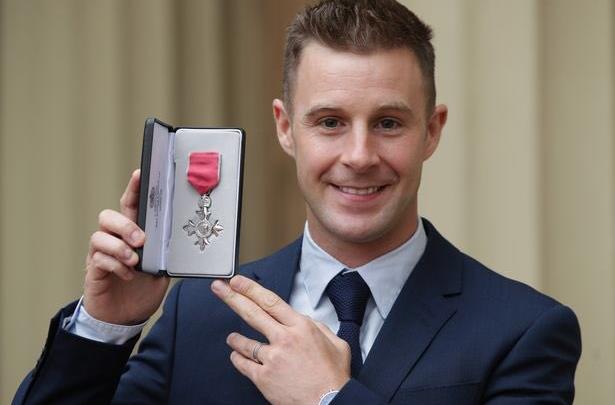 Jonathan Rea collects MBE from Prince William