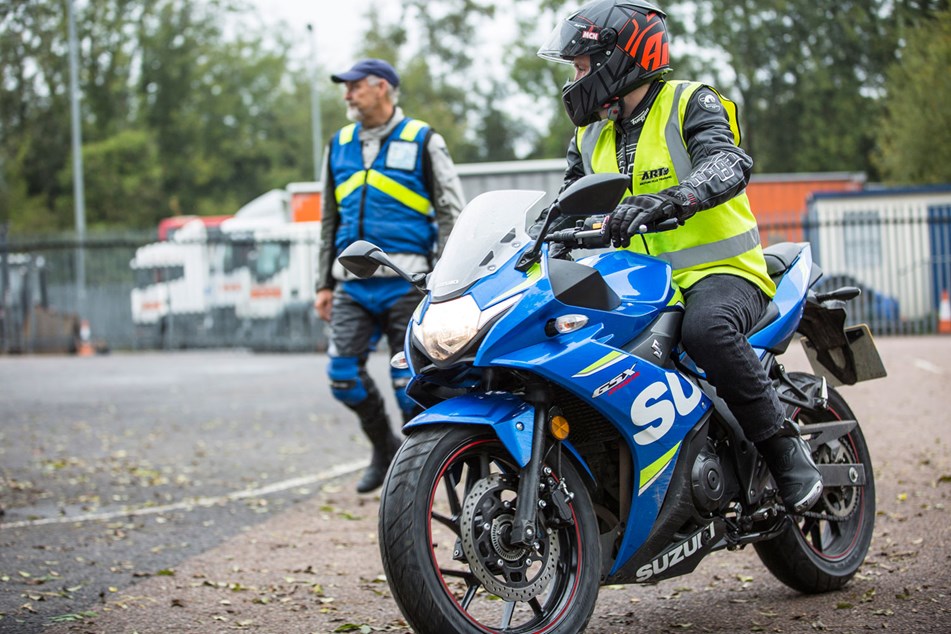 How to u-turn on a motorbike without putting your feet down