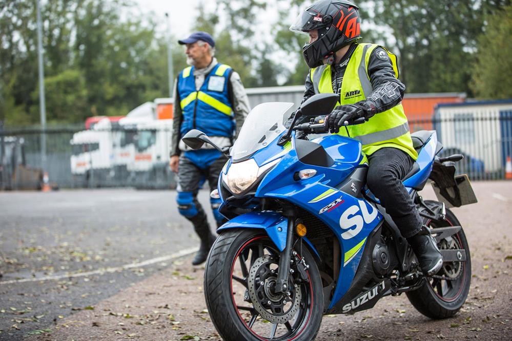 How to u-turn on a motorbike without putting your feet down